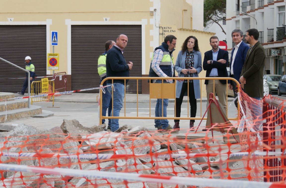 Cortés y Bellido visitan las obras de mejora en la accesibilidad de las calles del casco antiguo ...