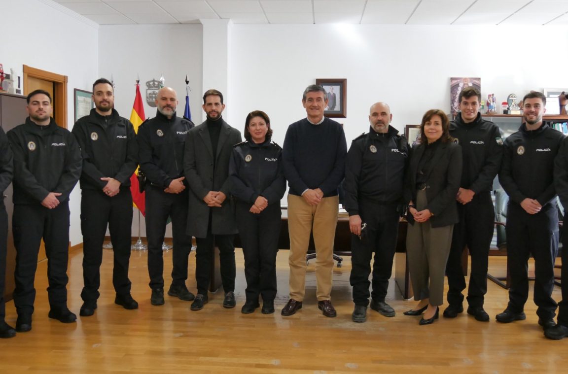 Manuel Cortés recibe a los seis nuevos agentes que afrontan el final de ...